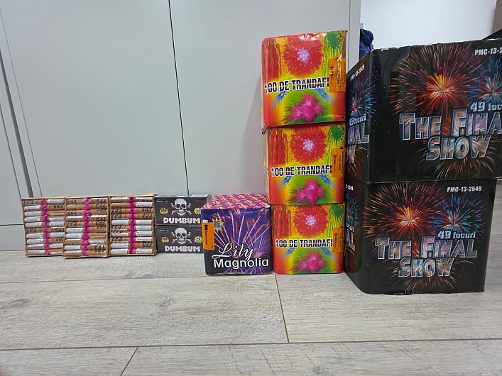 470 de articole pirotehnice confiscate în Vrancea. Jandarmii au ...