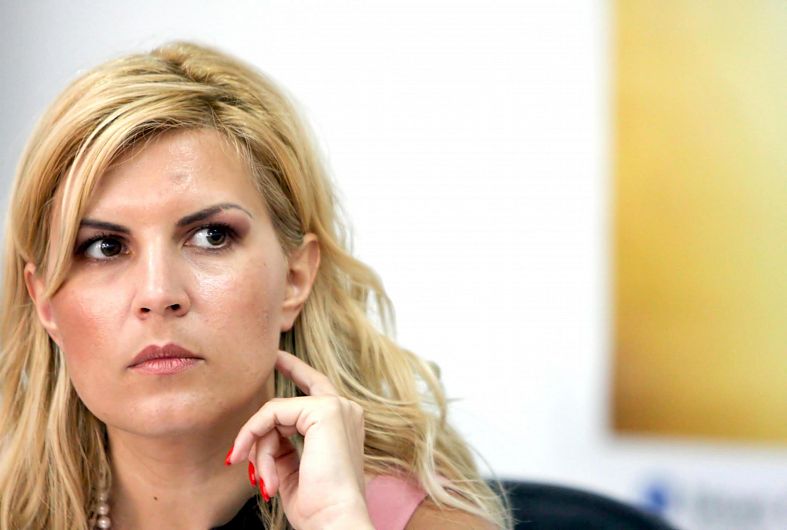 FOTO SENZAŢIONAL! Cu cine se "ZBENGUIE" Elena Udrea în valurile mării?
