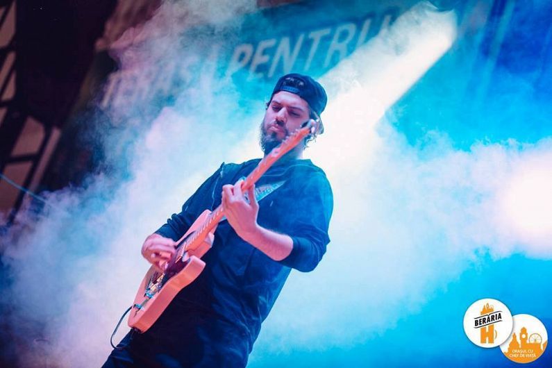 Focșăneanul Valentin Mușat Mureșanu și Trupa Hara la Berăria H pe 29 ...