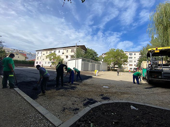 Foto | Au început lucrările de asfaltare a parcării din zona străzilor ...