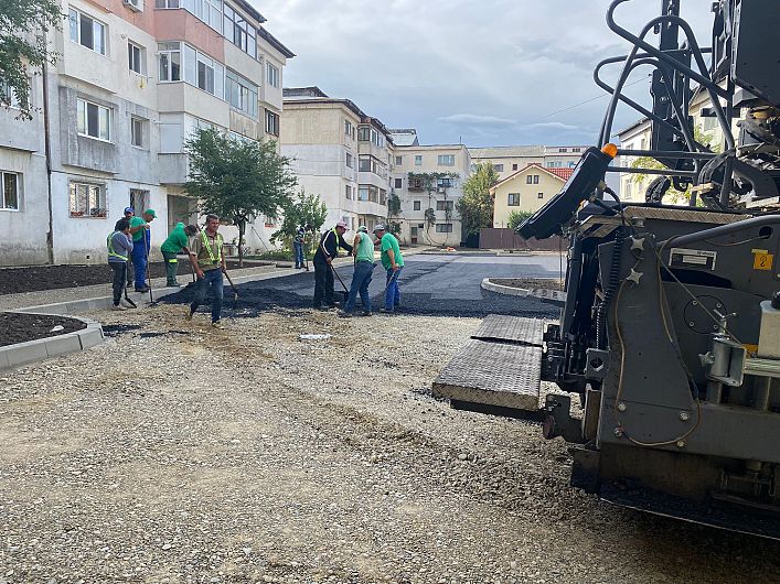 Foto | Au început lucrările de asfaltare a parcării din zona străzilor ...
