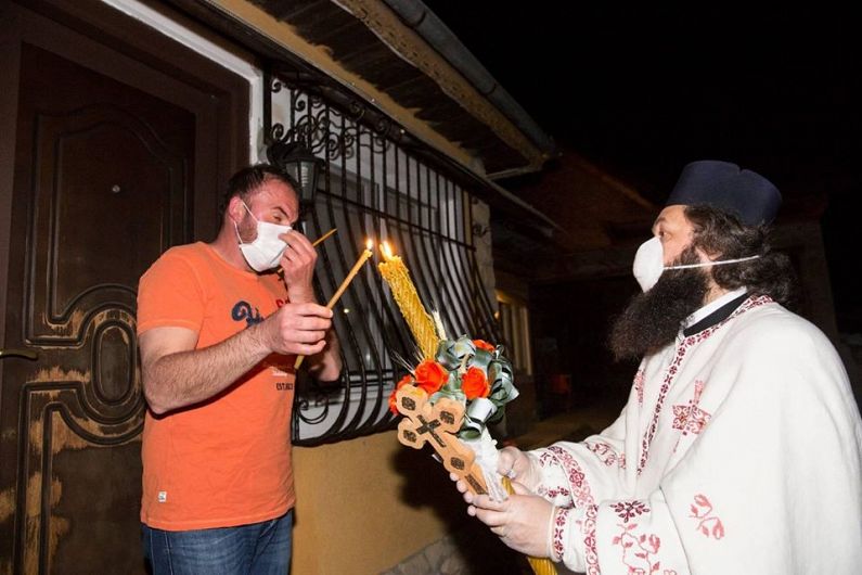 FOTO | Profesorii Janet și Dan Popoiu de la CNU Focșani au împărțit ca ...