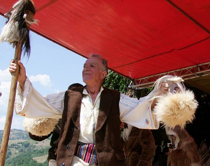 FOTO | Conducătorul grupului de dans Chipăruşul din comuna Nereju a ...