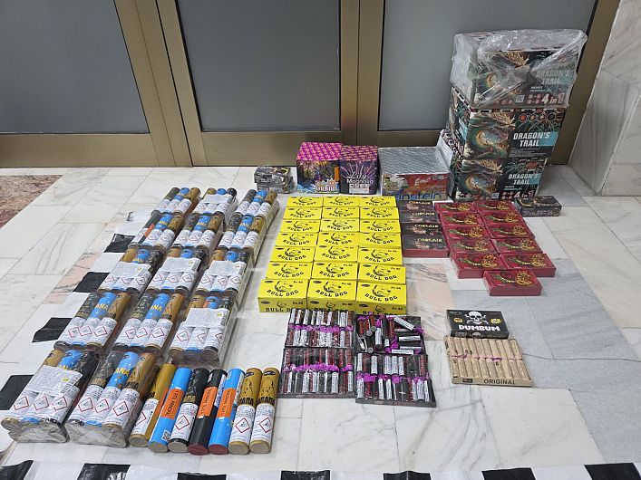 Peste 3.400 de articole pirotehnice confiscate în Vrancea, chiar ...