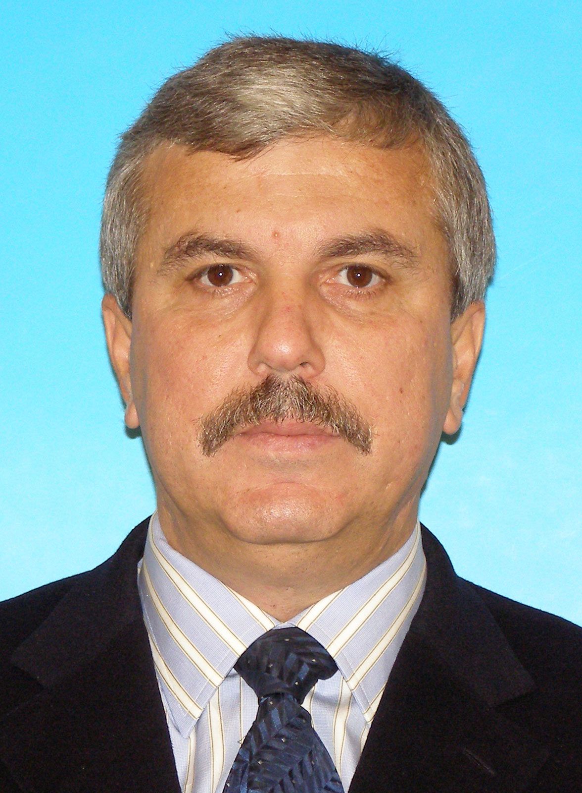 Dan Nica îşi dă licenţa la DNA despre Microsoft