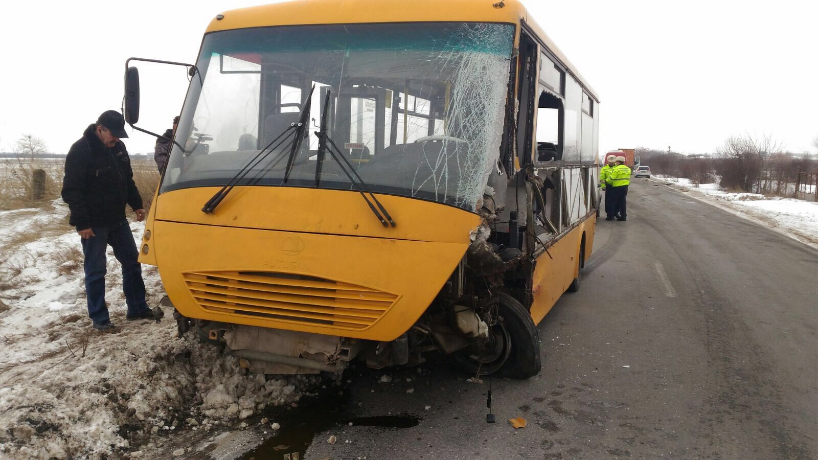 Un midibuz al S C Transport Public Focşani care transporta deţinuţi a ...