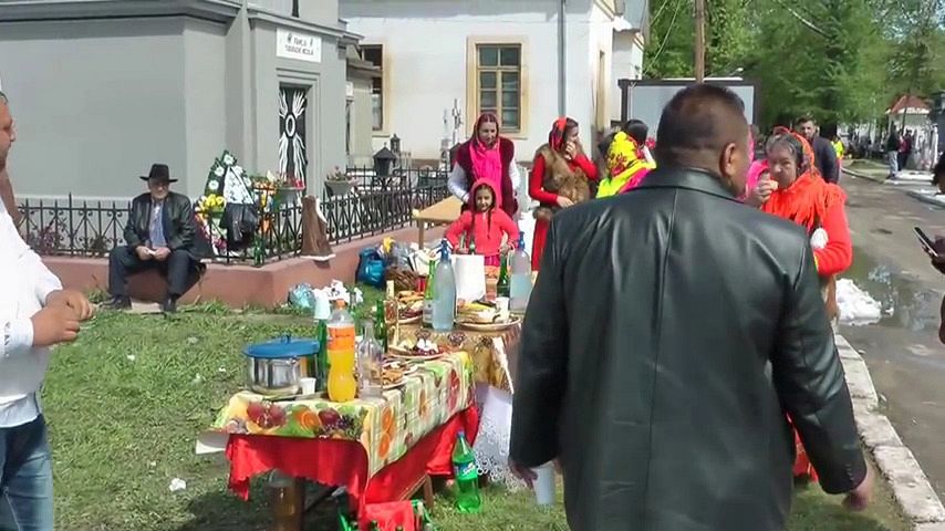 VIDEO+Galerie foto:Romii au ieşit la cimitir pentru a da de pomană, cu ...