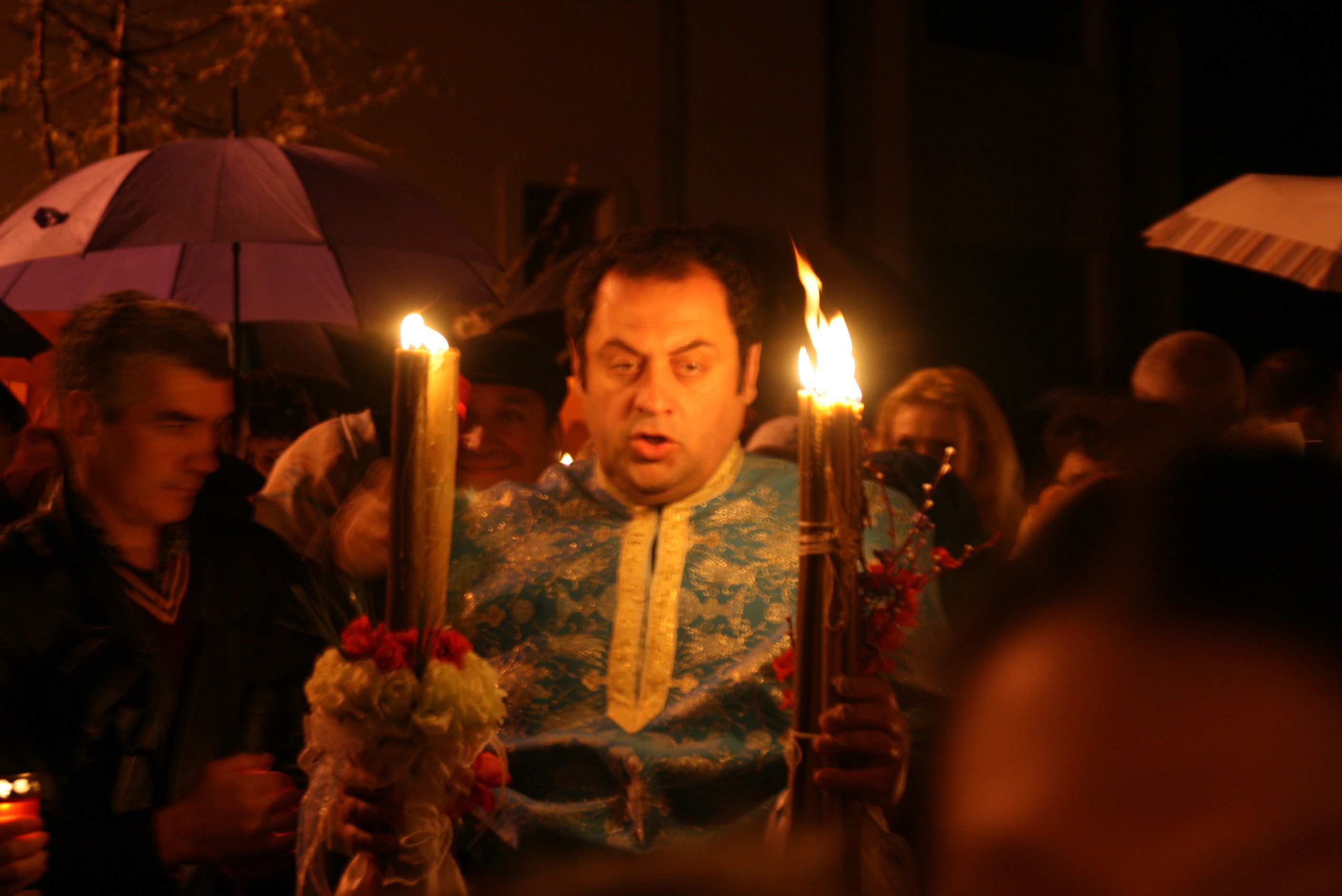 Video!!!Vrancenii au primit Lumina Sfanta a Invierii sub picaturile de ...