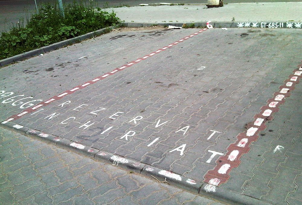 Primăria marchează locurile de parcare închiriate