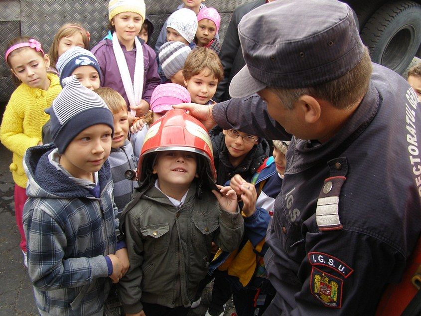 Pompierii au prezentat tehnica de intervenţie în caz de dezastre