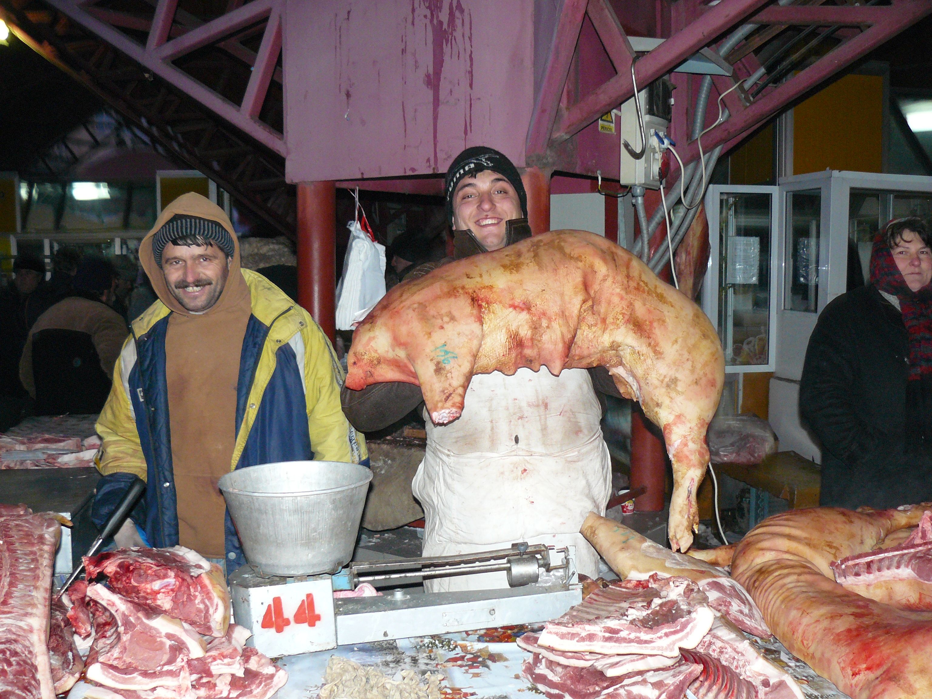 În judeţ sunt doar două abatoare unde se pot sacrifica porci