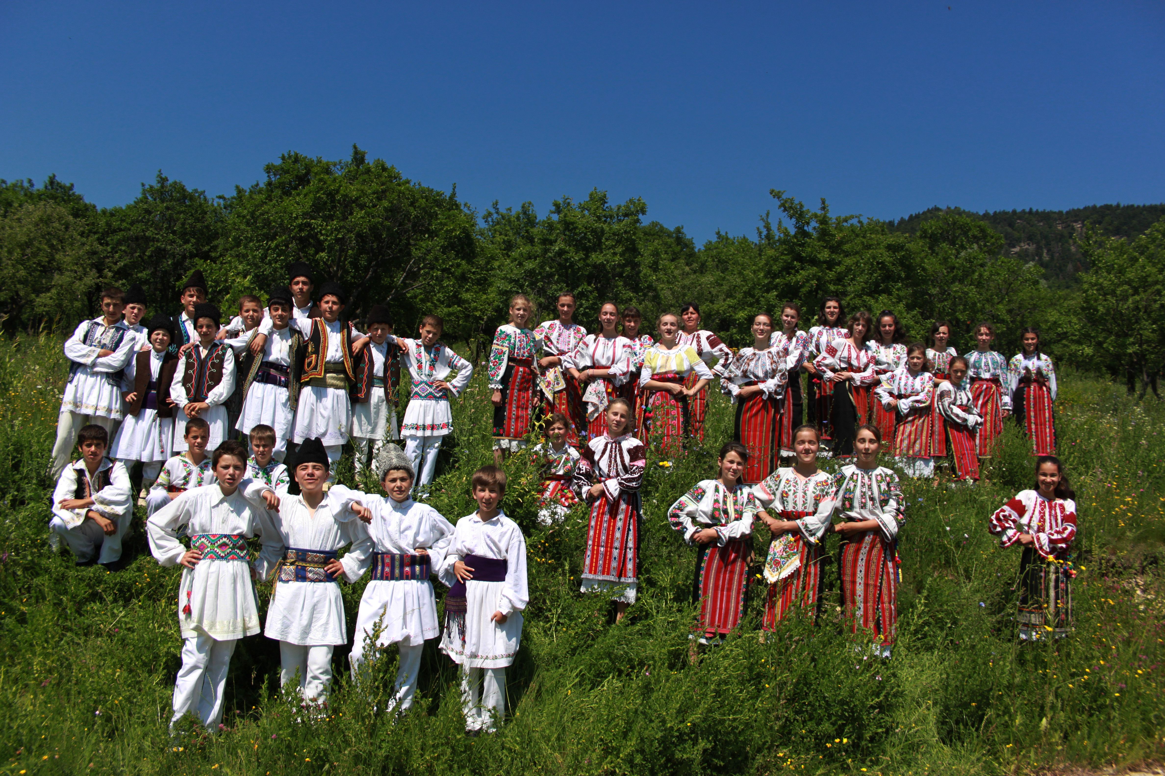 Fotofrafia zilei: La serbare în costume populare