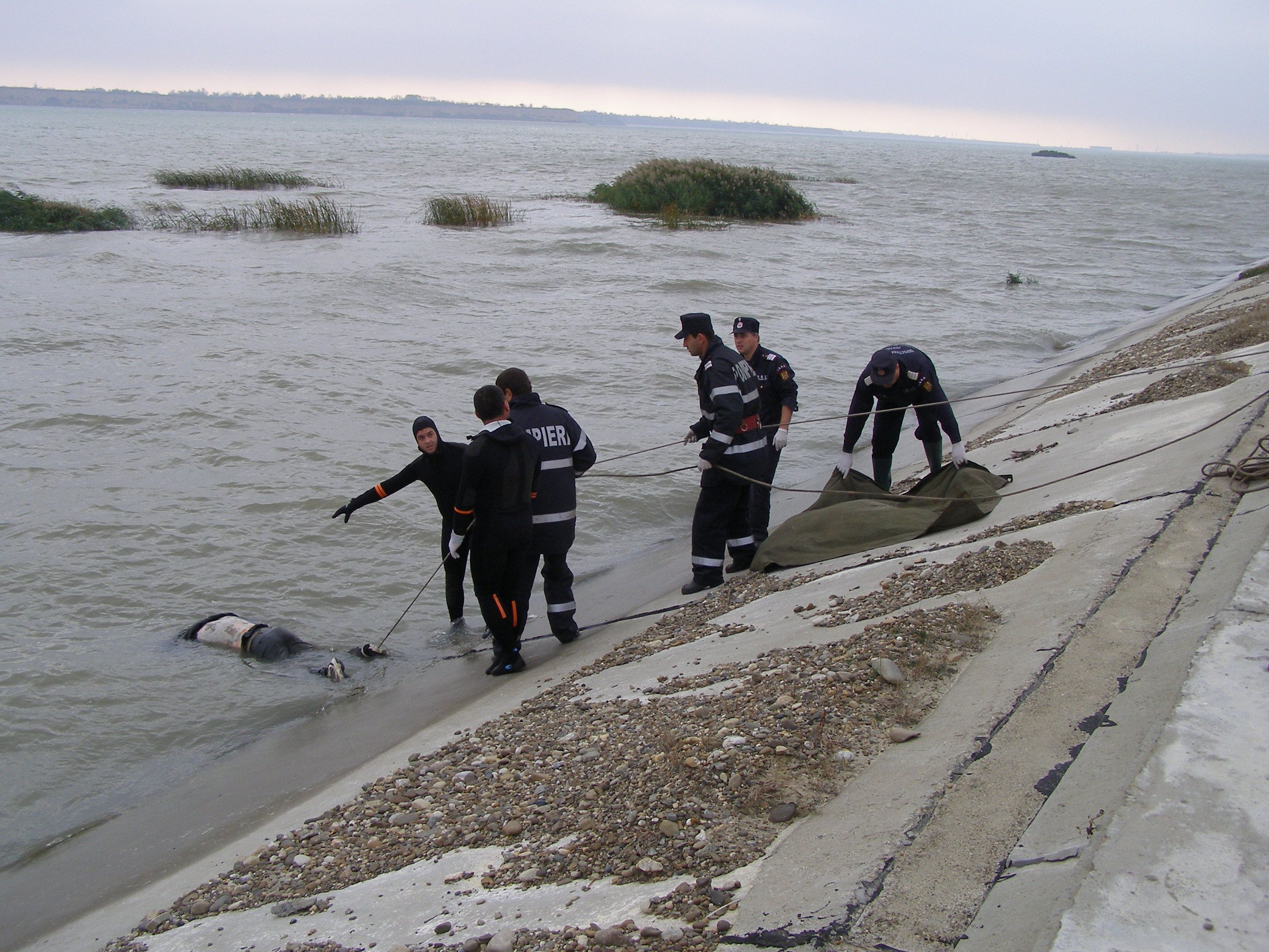 VIDEO!!!Cadavru în putrefacţie găsit de pescari la barajul Ciuşlea
