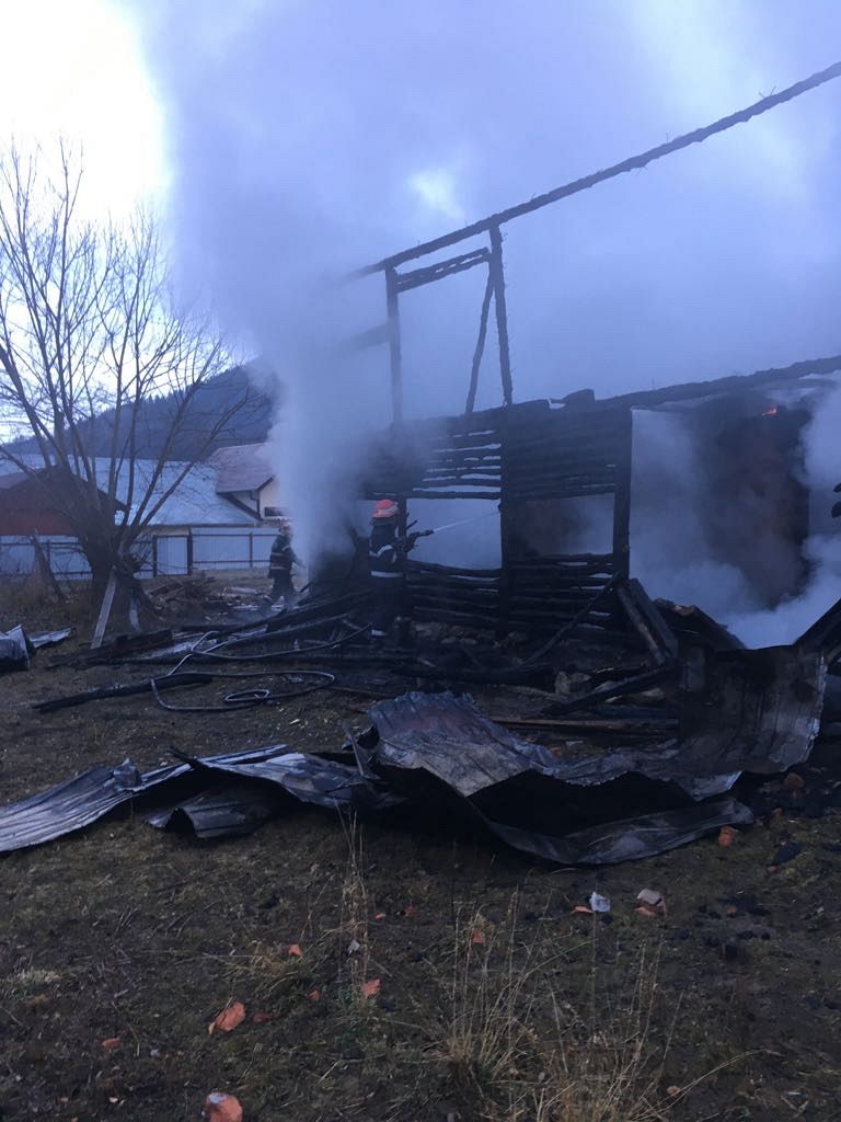 (Update) Bilanțul incendiului din Lepșa: Imobilul din lemn și bunurile ...