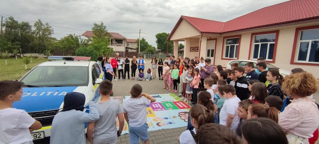 Acțiune de prevenire a violenței în școli desfășurată de polițiștii BSȘ ...