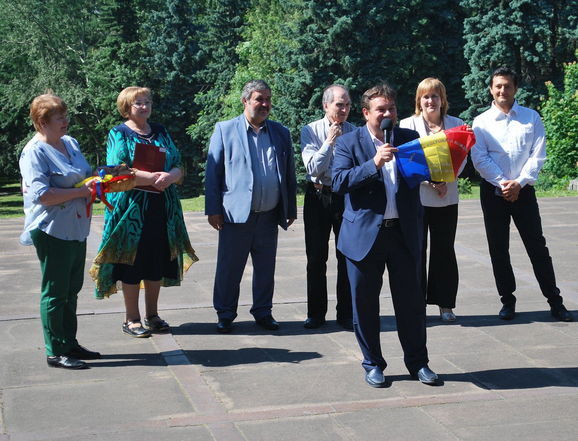 Ambasadorul Vasile Soare, originar din Vulturu, a lansat ”Societatea ...