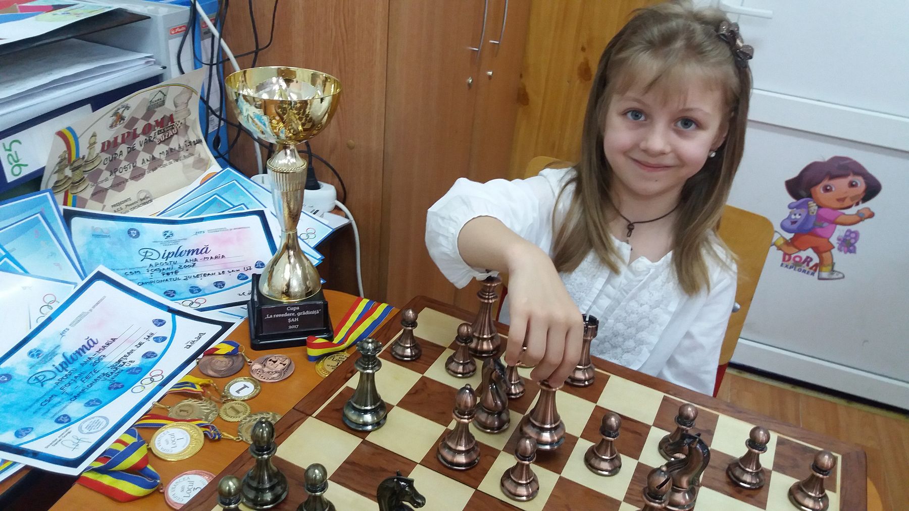 Ana-Maria Apostu,în vârstă de 6 ani, elevă în grupa 0, a școlii Nr.10 ...