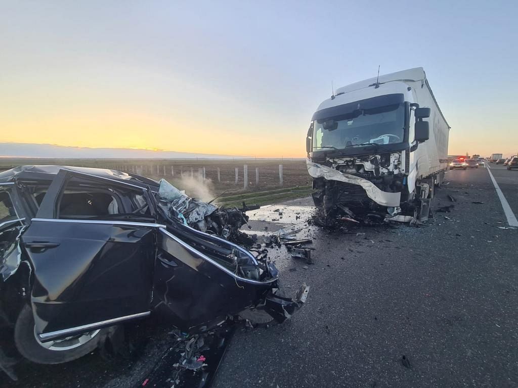 (Update) VIDEO | Coliziune între două tiruri și un autoturism pe E85 ...