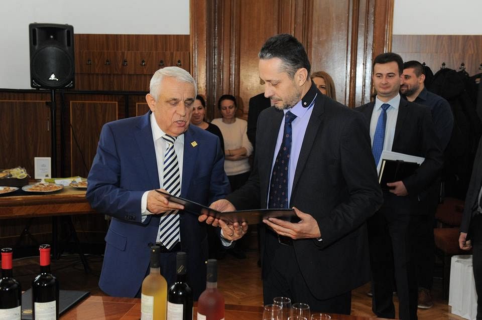 Plantația de viţă de vie ecologică a vrânceanului Lucian Neacşu a ...