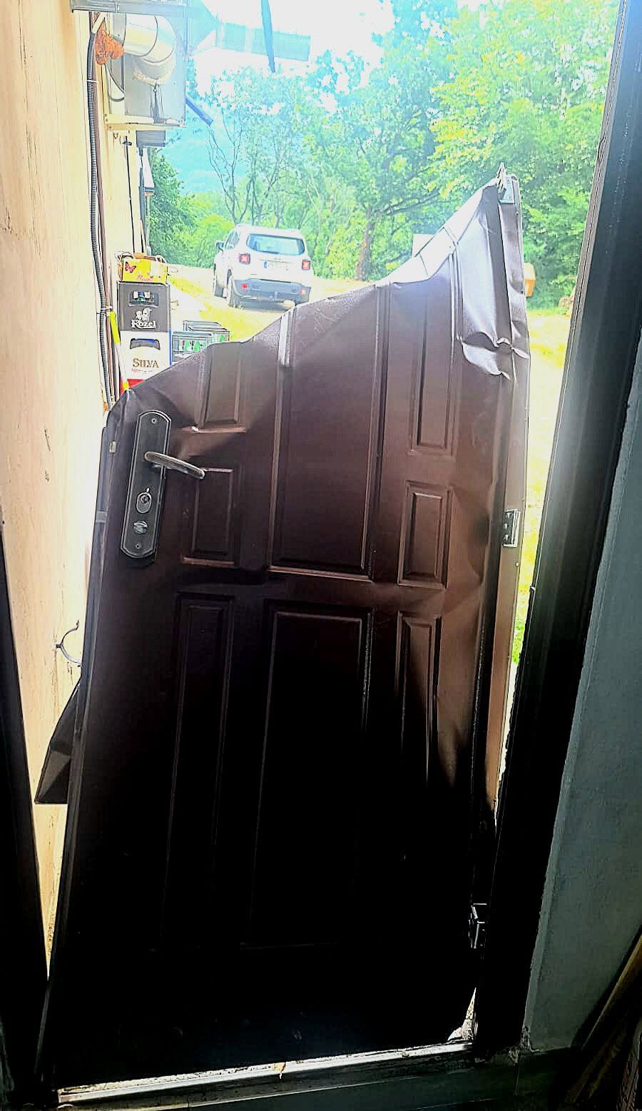 Faza zilei: Un urs flămând face prăpăd în Lepșa: A spart ușa unei case ...