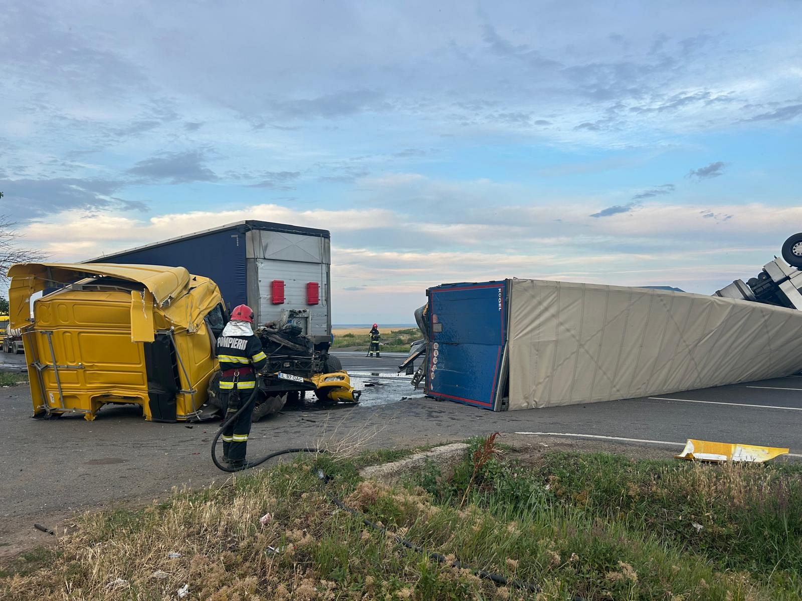 Foto | Accident pe DN2-E85 la Racovițeni, județul Buzău. 2 TIR- uri au ...