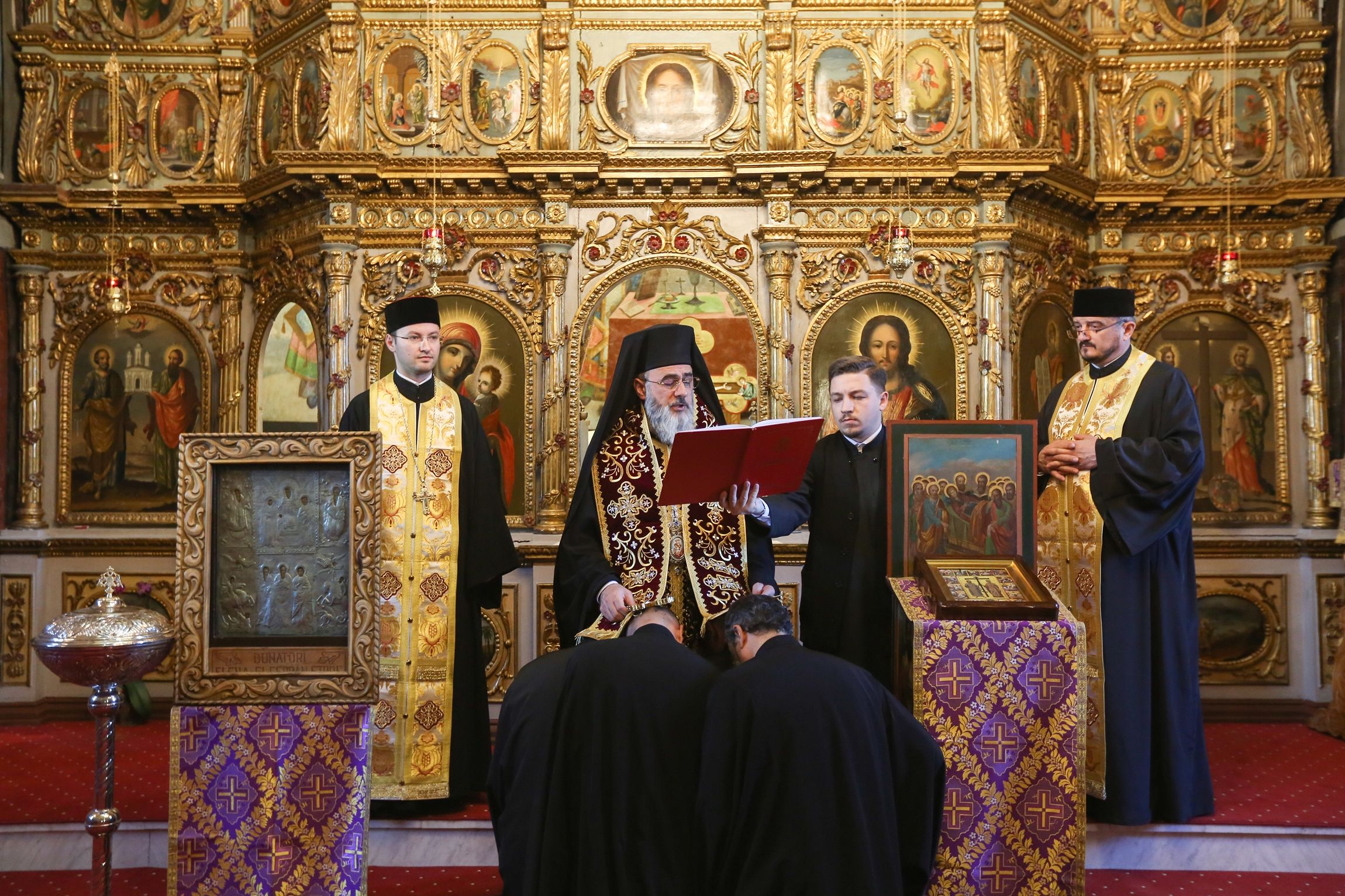 Foto | Doi preoți vrânceni alături de alți doi preoți buzoieni au ...