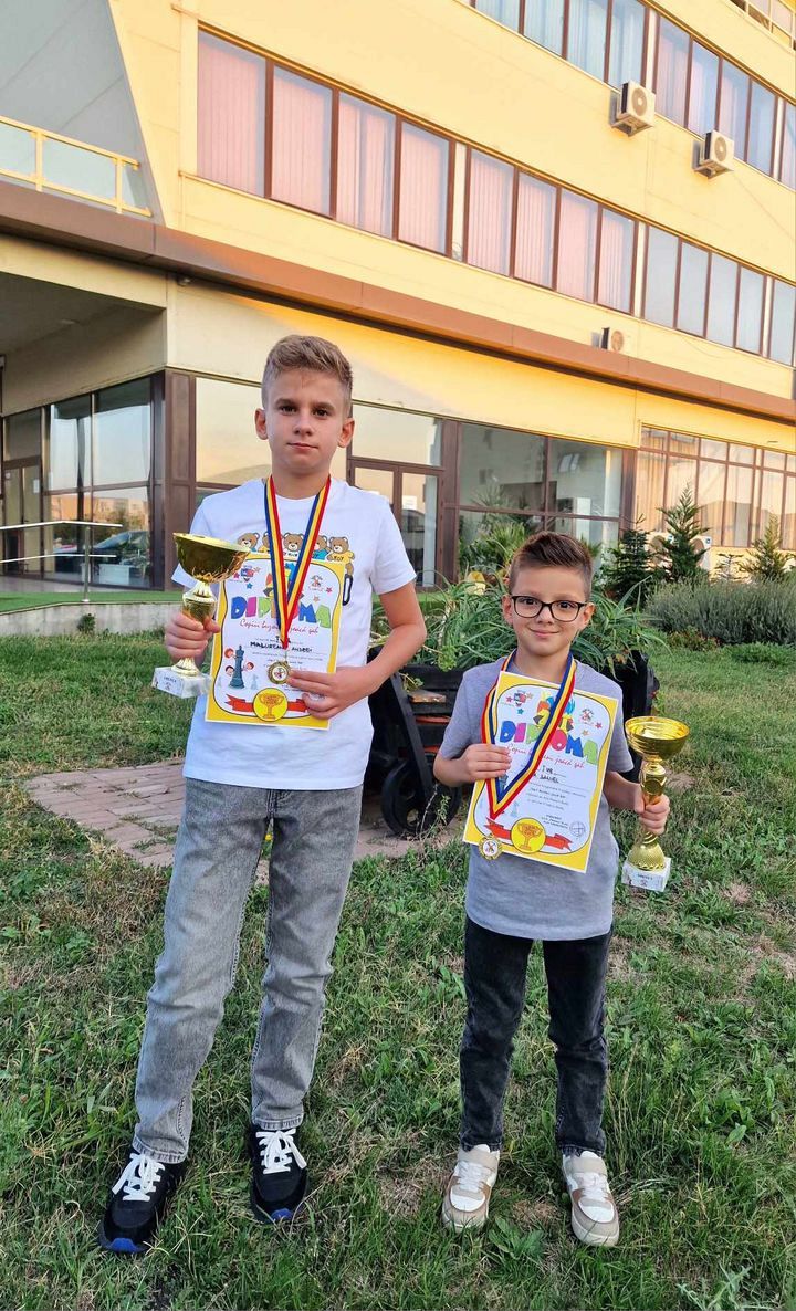 Foto | Micuții șahiști focșăneni Andrei Mălureanu și Daniel Sava, victorioși la concursul ...