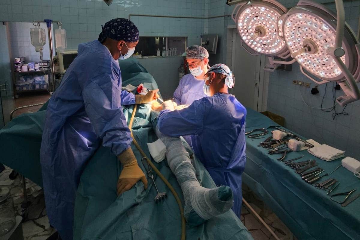 Foto | Operație de protezare a șoldului pentru o persoană în vârstă de ...