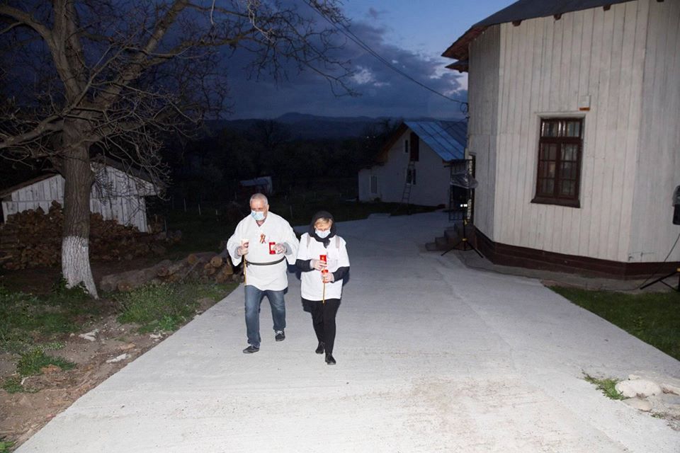 FOTO | Profesorii Janet și Dan Popoiu de la CNU Focșani au împărțit ca ...