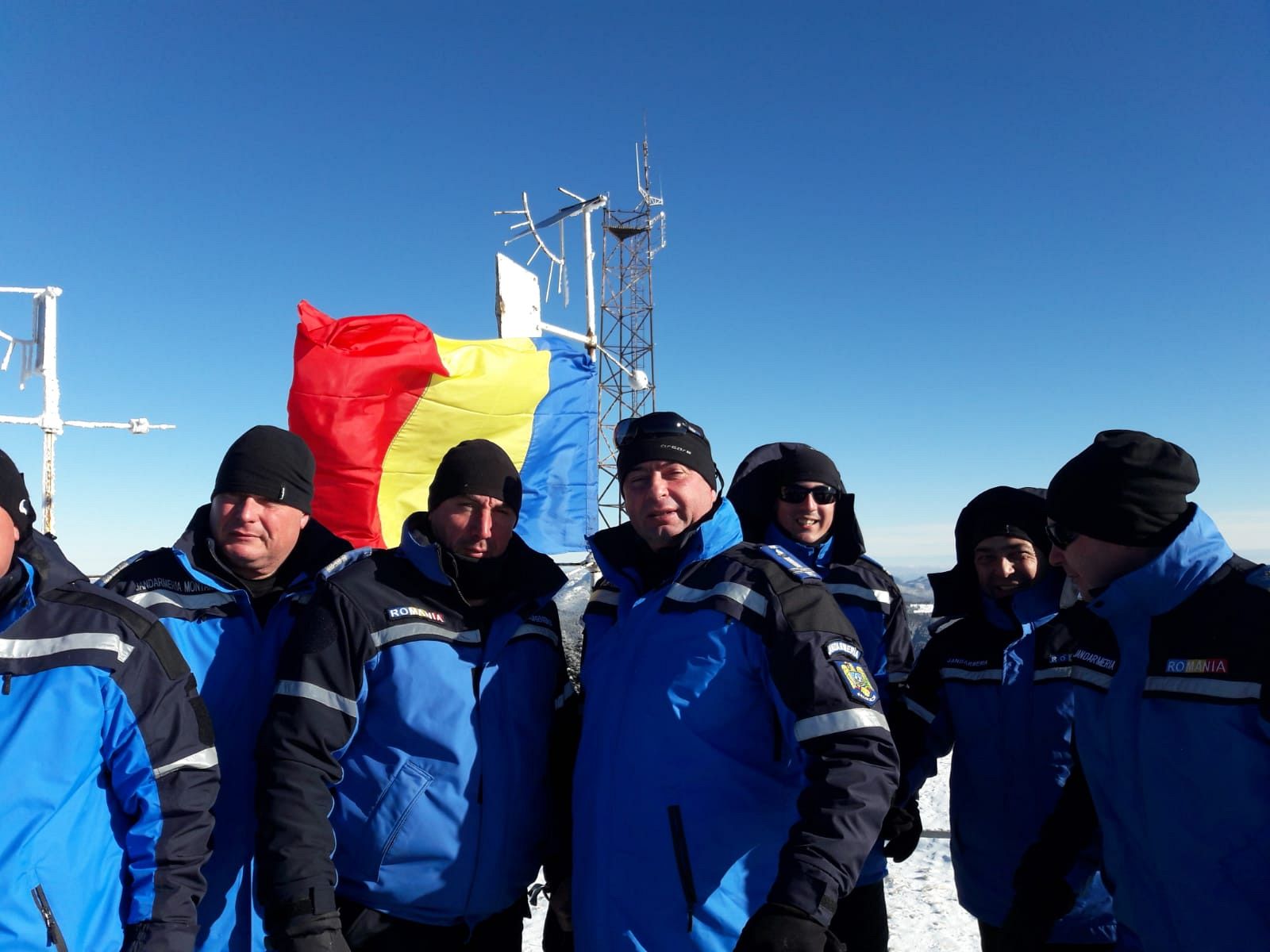 VIDEO + Galerie foto | Jandarmii montani vrânceni au arborat un drapel ...