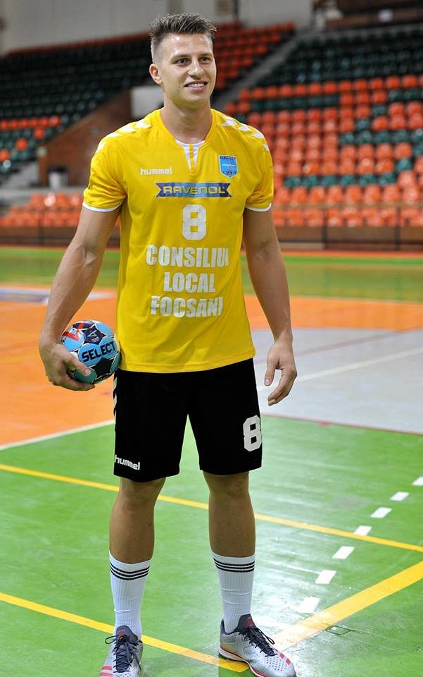 Jucătorii echipei de handbal masculin CSM Focșani 2007, în ZdV:astăzi ...