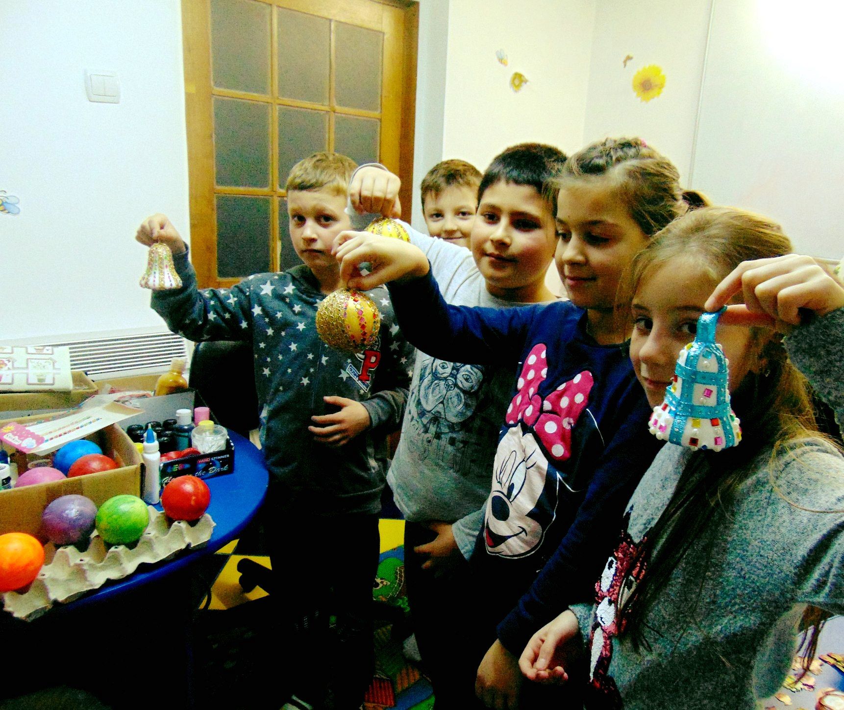 Centrul de Zi ,,Dănuţ” din Pituluşa: În spatele unor copii „lumină”, se ...