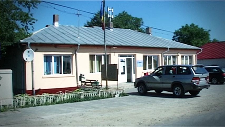 La Răcoasa ,așadar,ca să ai un șanț ”șucar”,și noroi lipsă-n culoar ...