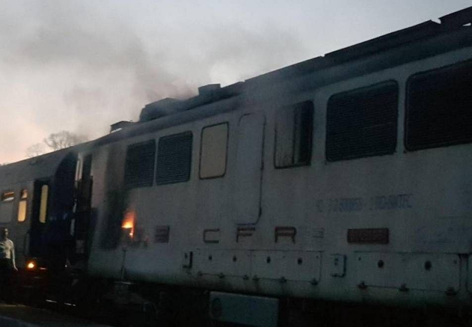 Locomotiva unui tren de persoane care venea de la București a luat foc ...