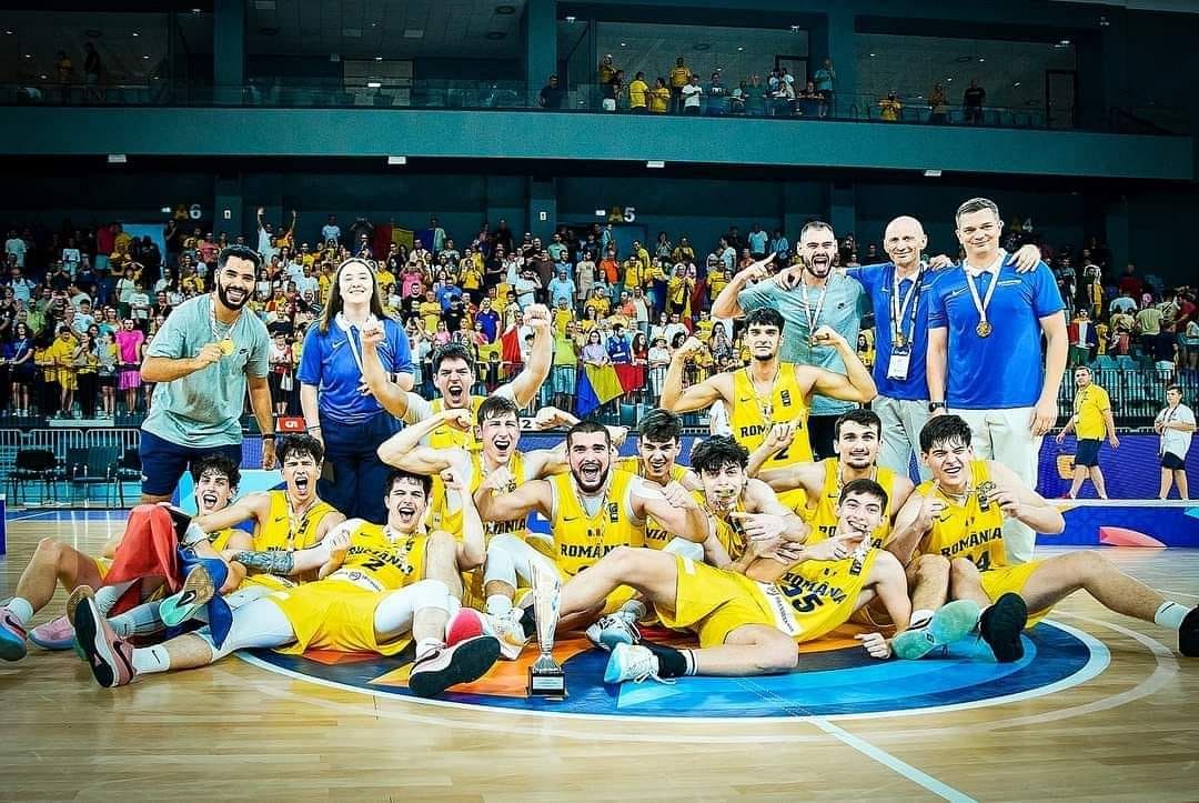 Naționala de baschet masculin tineret a României cu doi jucători ...