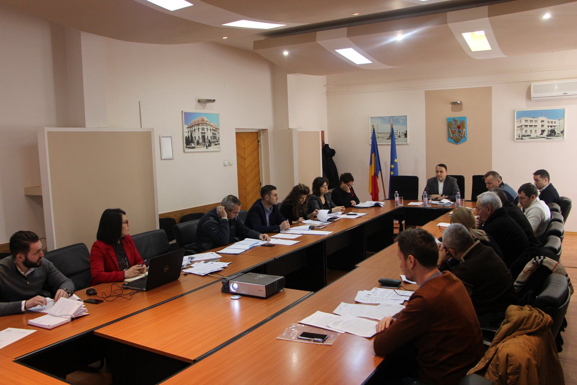 Piloni metalici cu îmbrăcăminte reflectorizantă în dreptul trecerilor ...