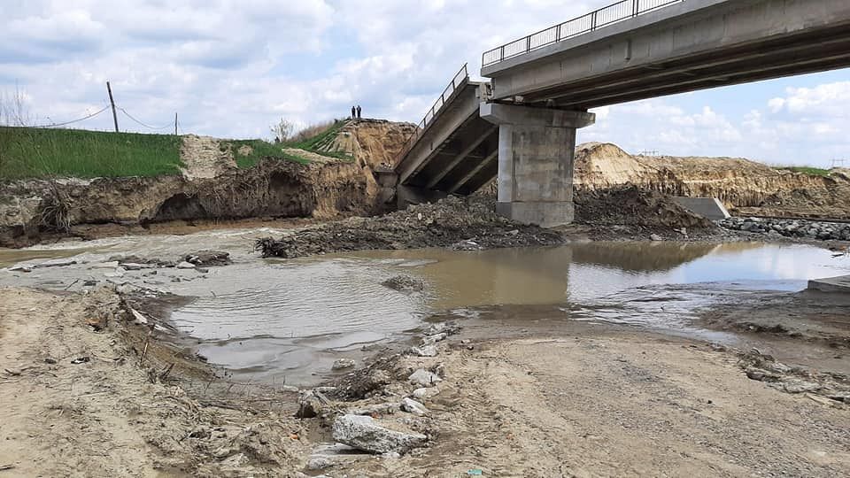 Podul provizoriu peste râul Putna dintre Vadu Roșca și Vulturu rămâne ...