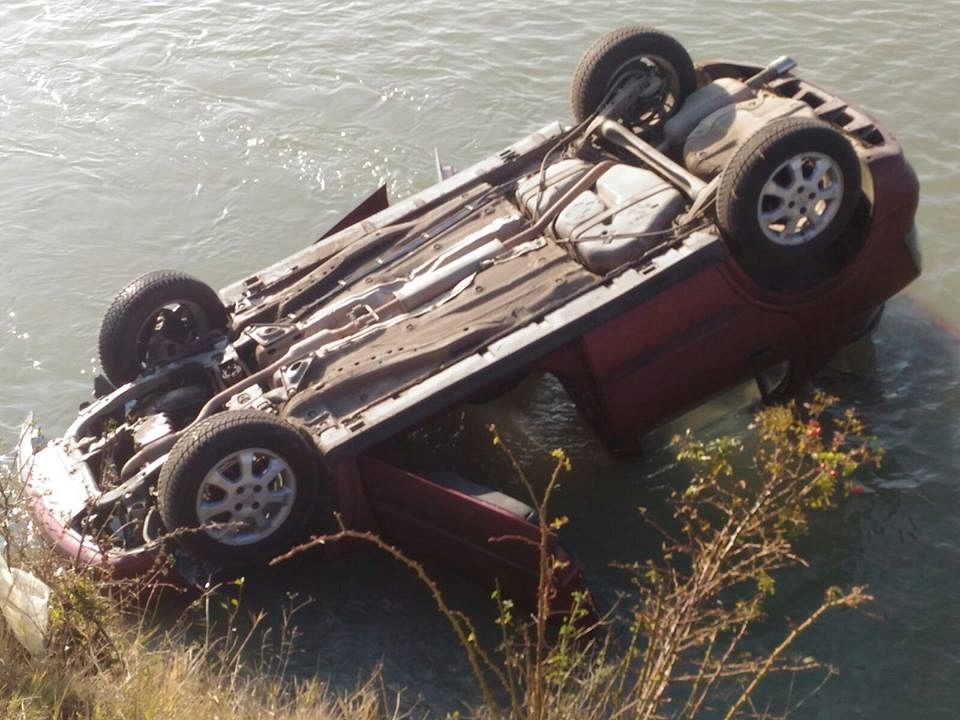 (Update) Polițiștii vrânceni care-au salvat ieri șoferița căzută în ...