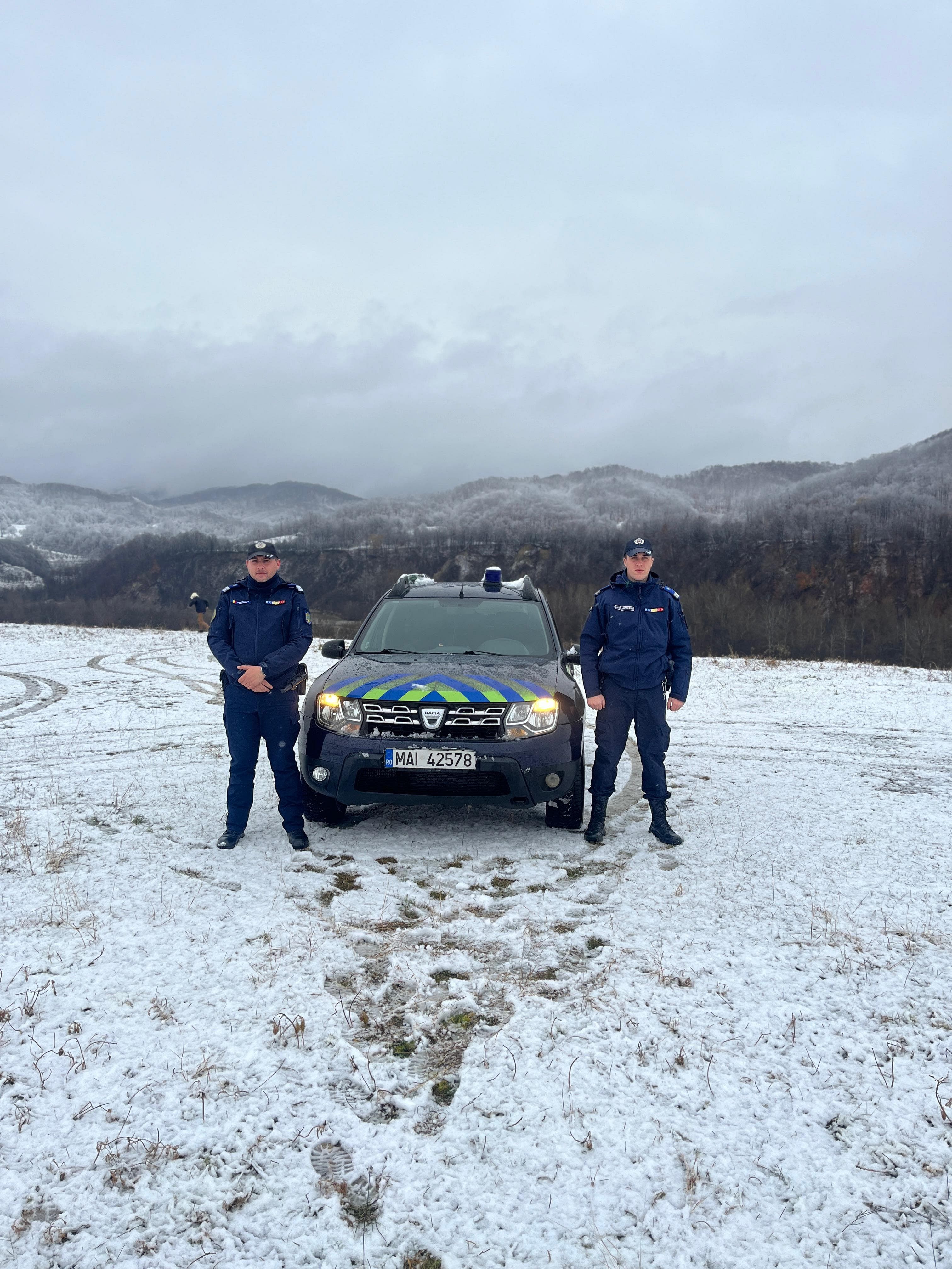 Prima zăpadă din acest sezon în județul Vrancea. Jandarmii montani ...