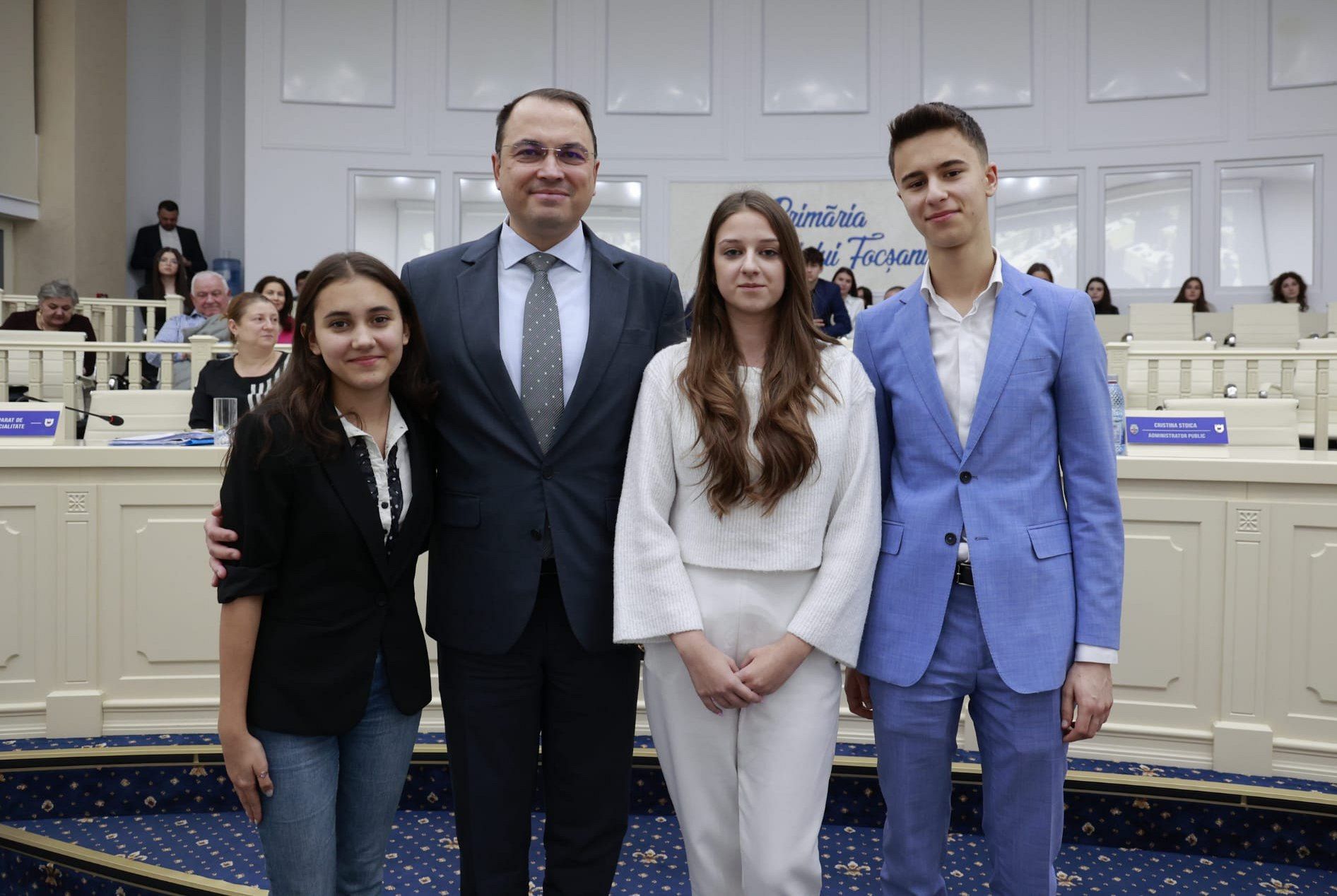 Primarul Misăilă împreună cu nou aleșii, primarul, viceprimarul și ...