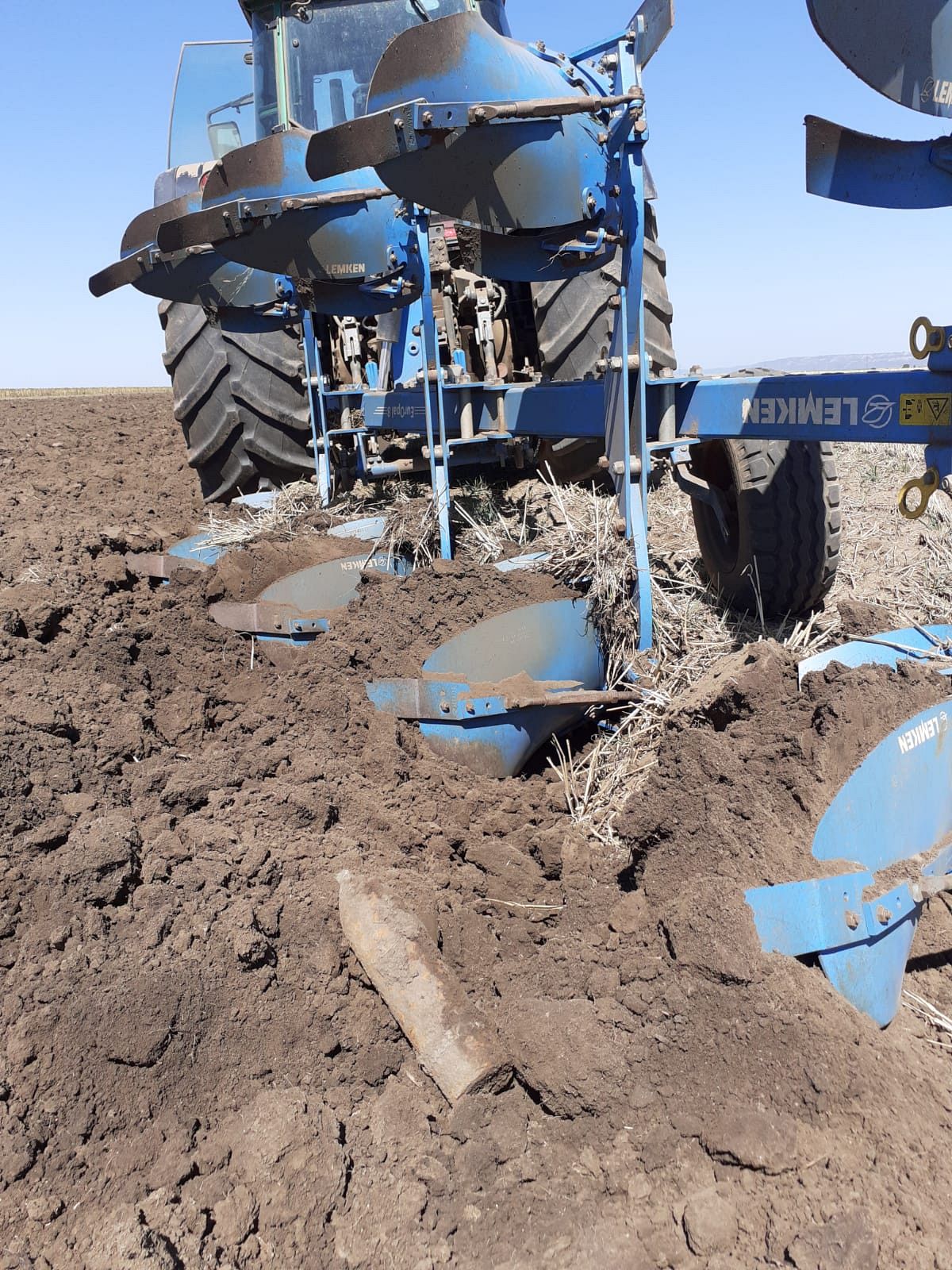 Proiectil exploziv calibru 75 mm descoperit pe câmp, în urma unor ...