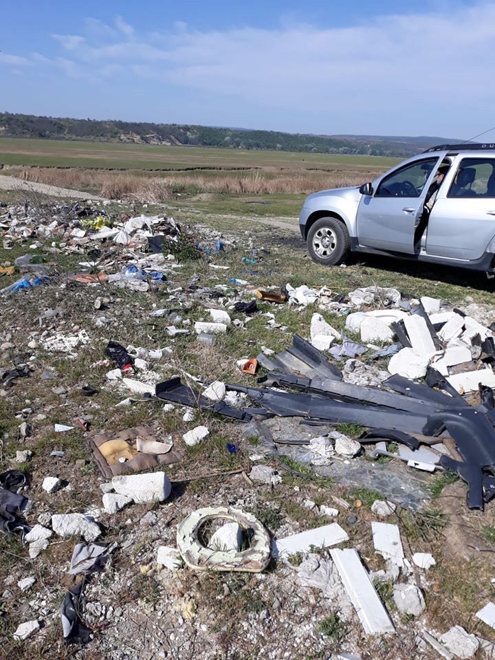 Deșeuri abandonate pe cursurile de apă Siret și Trotuș și în ...