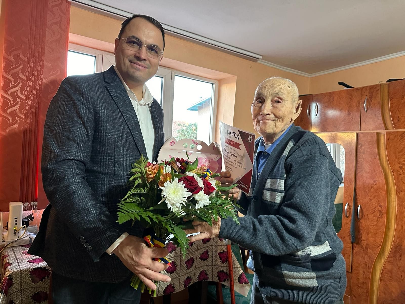 Veteran de 100 de ani, felicitat de primarul Misăilă