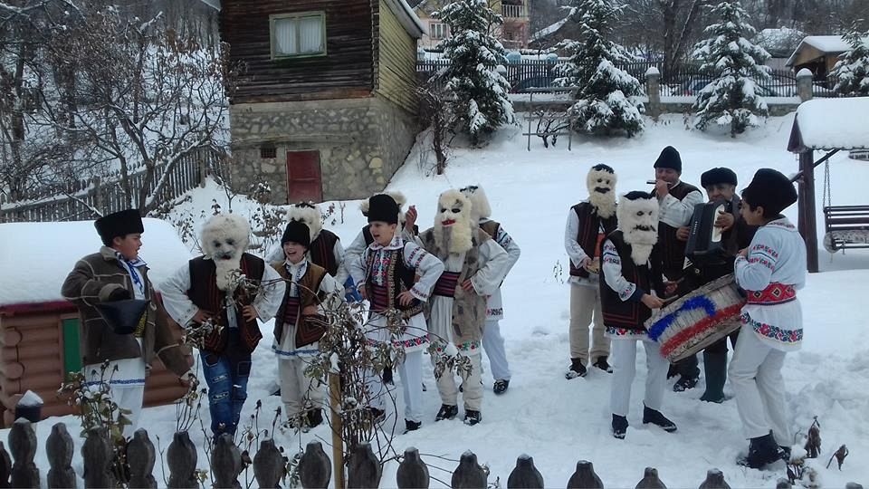 VIDEO | Datini și obiceiuri în Depresiunea „Între Râmnice”: Plugușorul ...