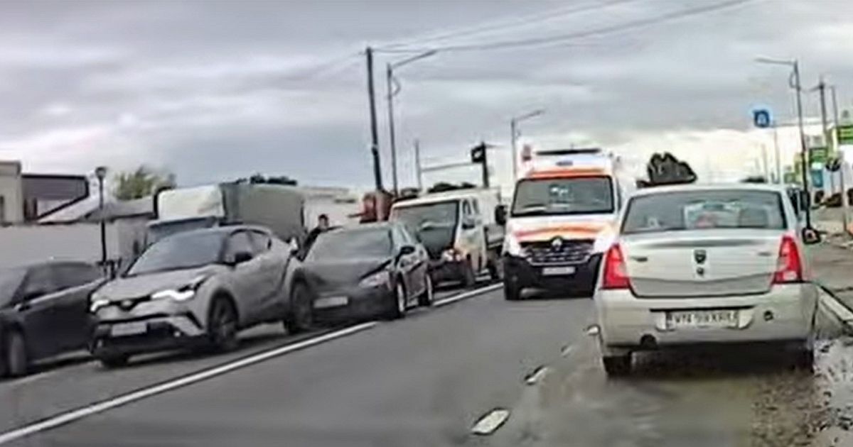 VIDEO | Accident cu trei autoturisme pe centura Focșaniului, în fața ...