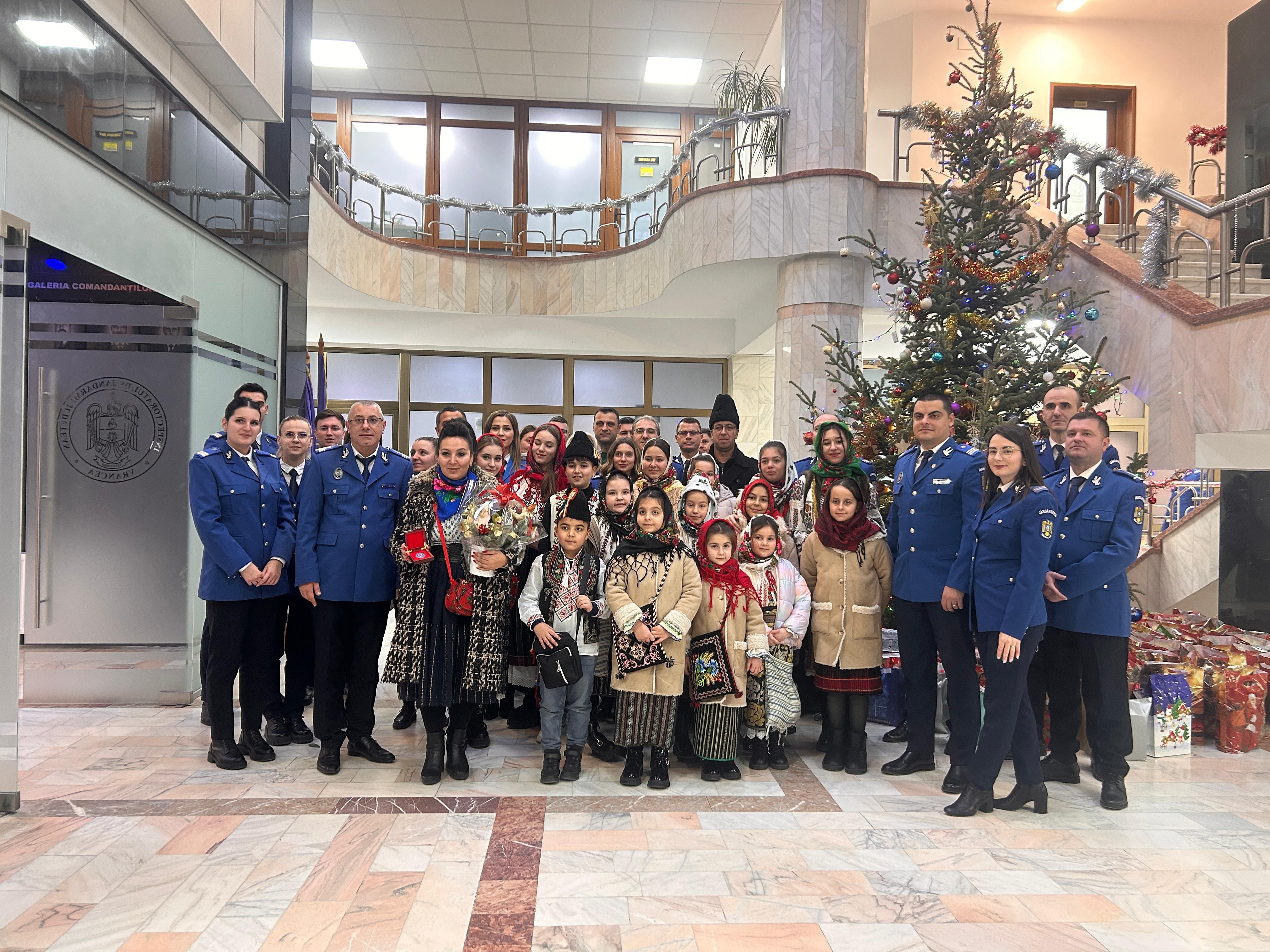 VIDEO Colindători la Jandarmeria Vrancea: tradiția care unește ...